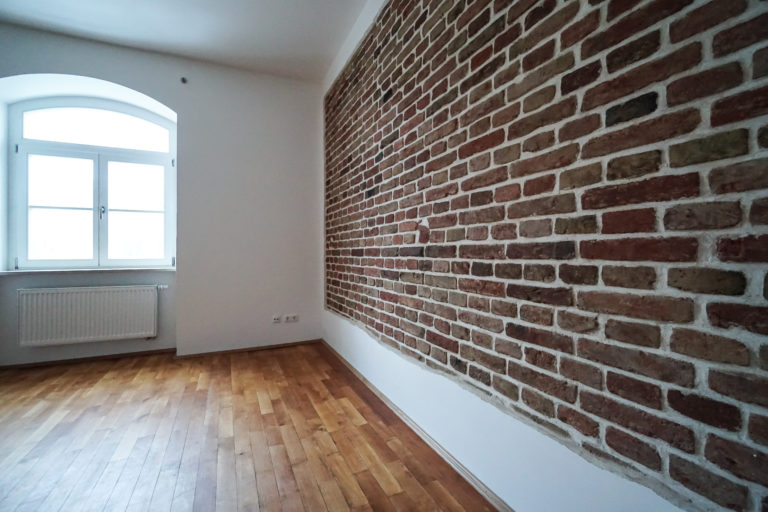 Altes Backsteinmauerwerk in Altbauwohnung freigelegt - Home and Repair